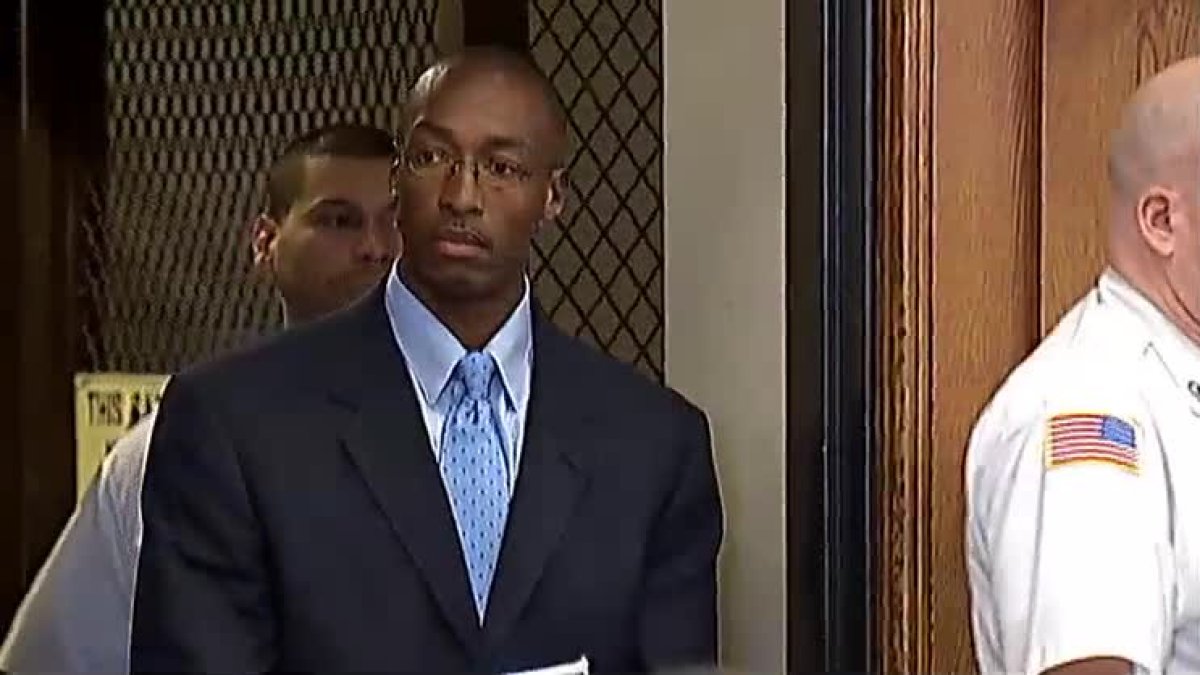 Juez desestima cargos restantes contra Sean Ellis por muerte de policía ...