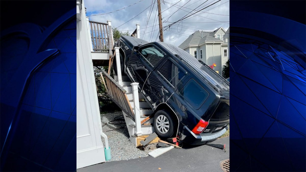 SUV se estrella contra una escalera en Waltham – Telemundo Nueva Inglaterra
