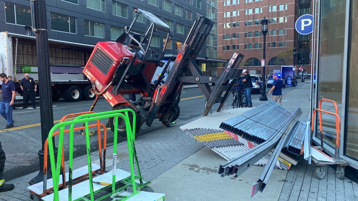 Trabajador hospitalizado tras ser lanzado de montacargas en Boston ...