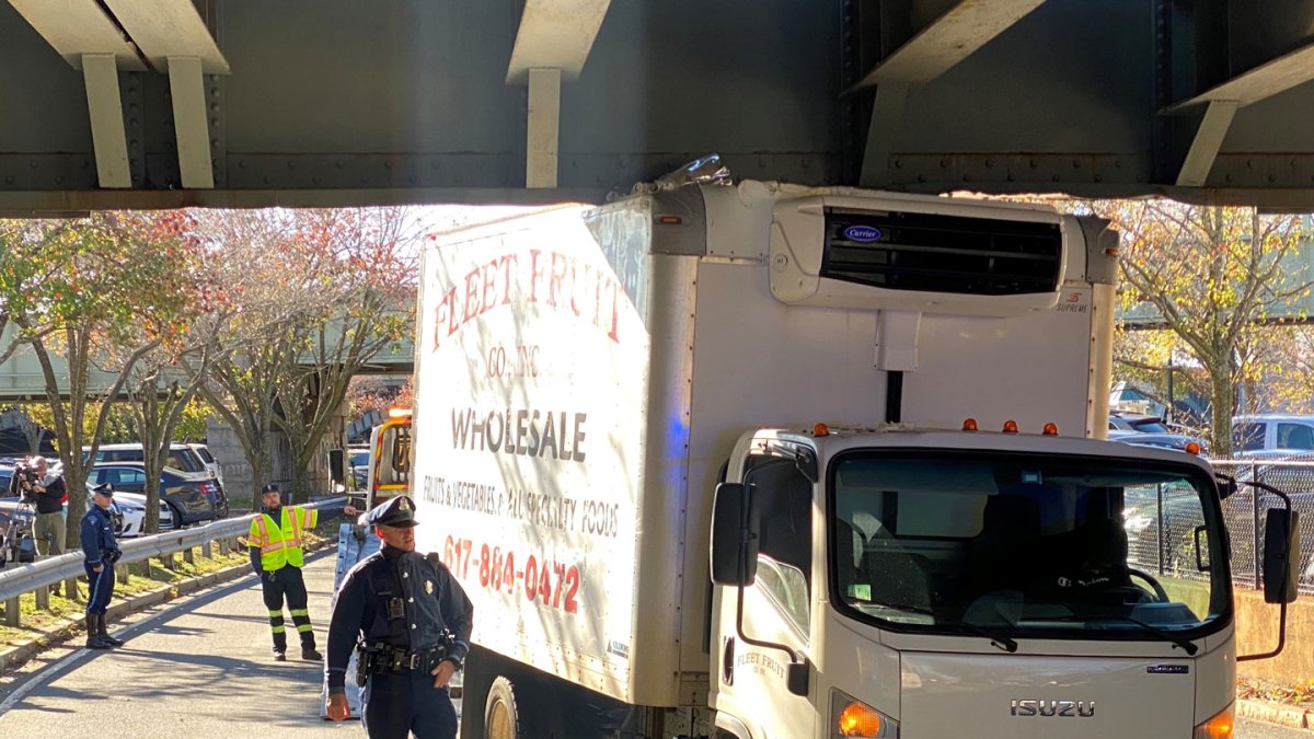 Camion atascado bajo puente de Boston – Telemundo Nueva Inglaterra
