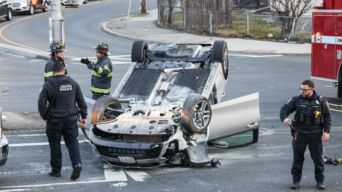 Chelsea, MA Aparatoso accidente con auto volcado – Telemundo Nueva ...