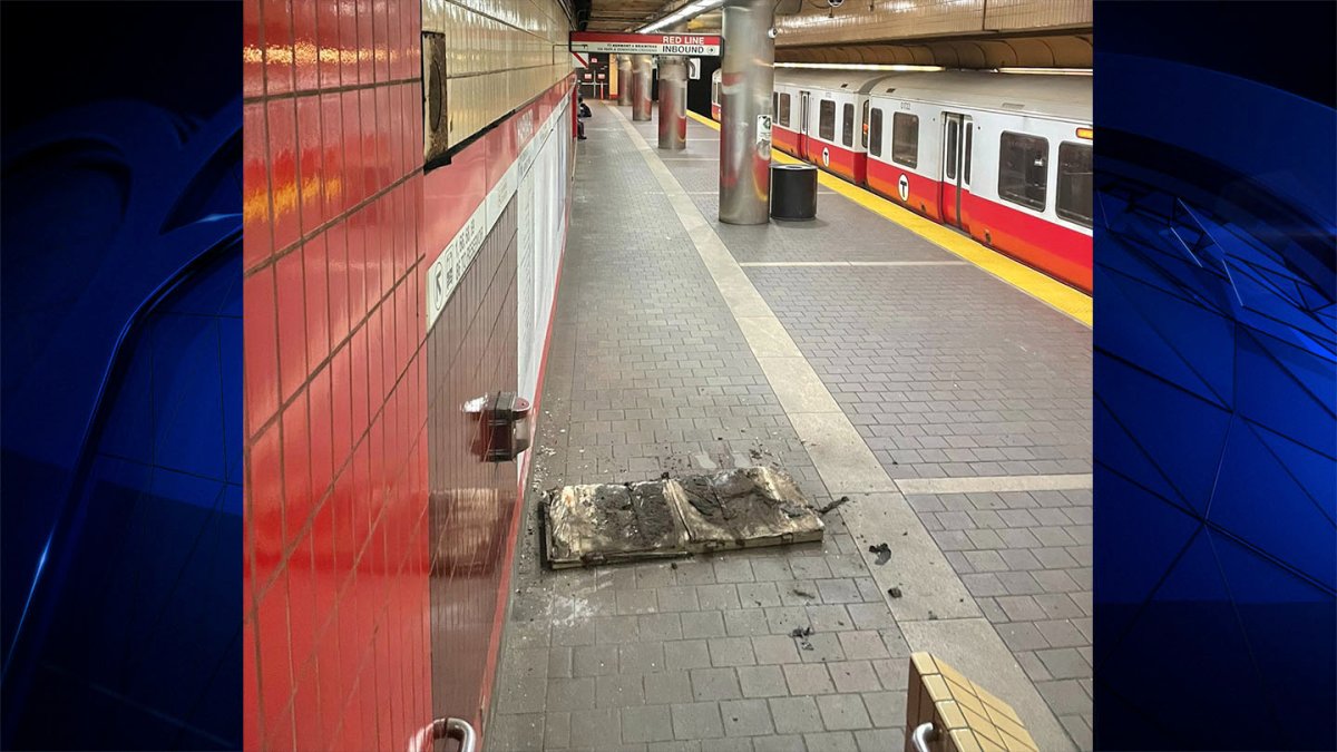 La MBTA dice que un panel de aislamiento cayó del techo en la estación ...