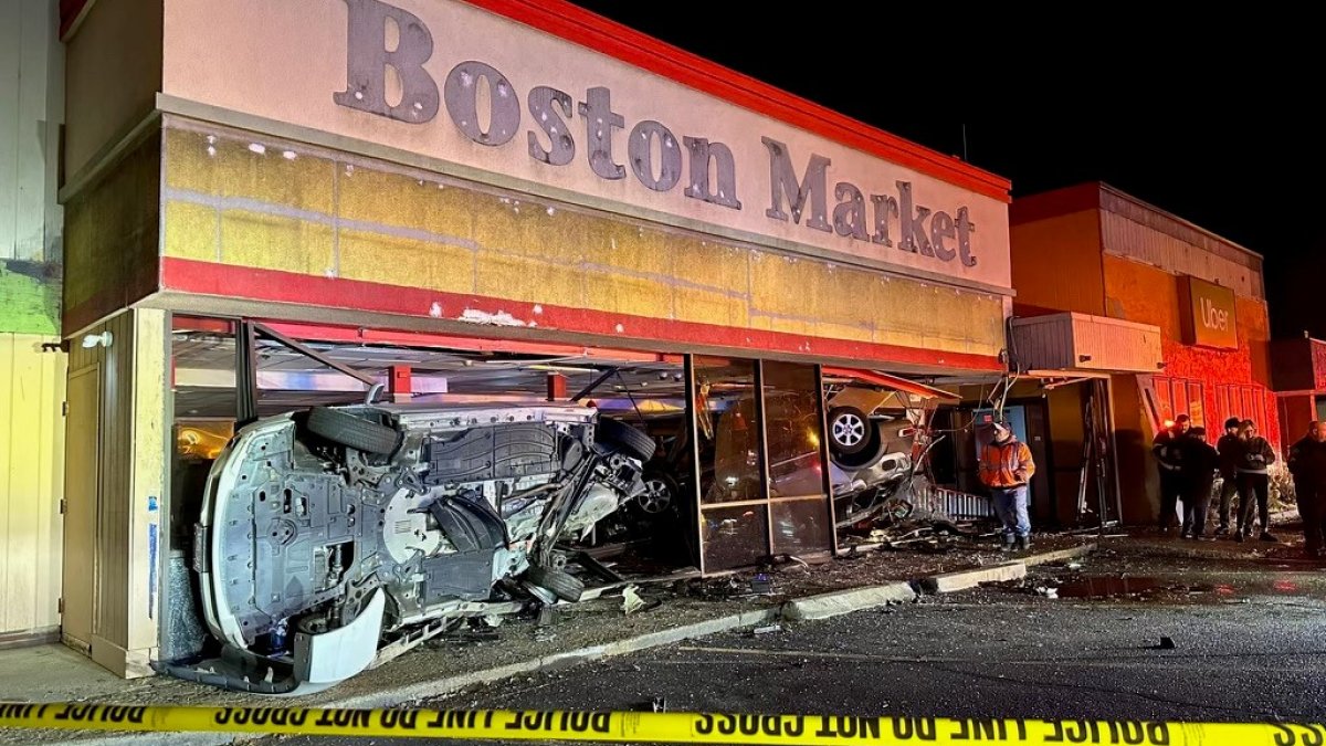 Dos carros se estrellan contra Boston Market Restaurant en Saugus MA ...