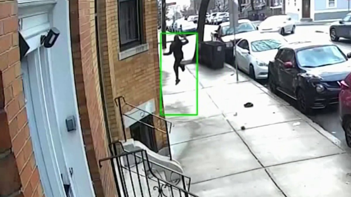 Persona apuñalada frente a edificio en Chelsea – Telemundo Nueva Inglaterra