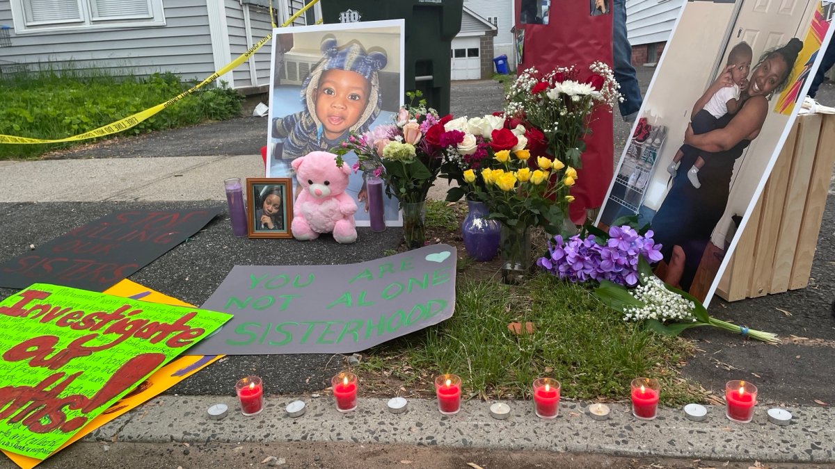 Realizan vigilia por madre e hijo de Wallingford asesinados antes de ...
