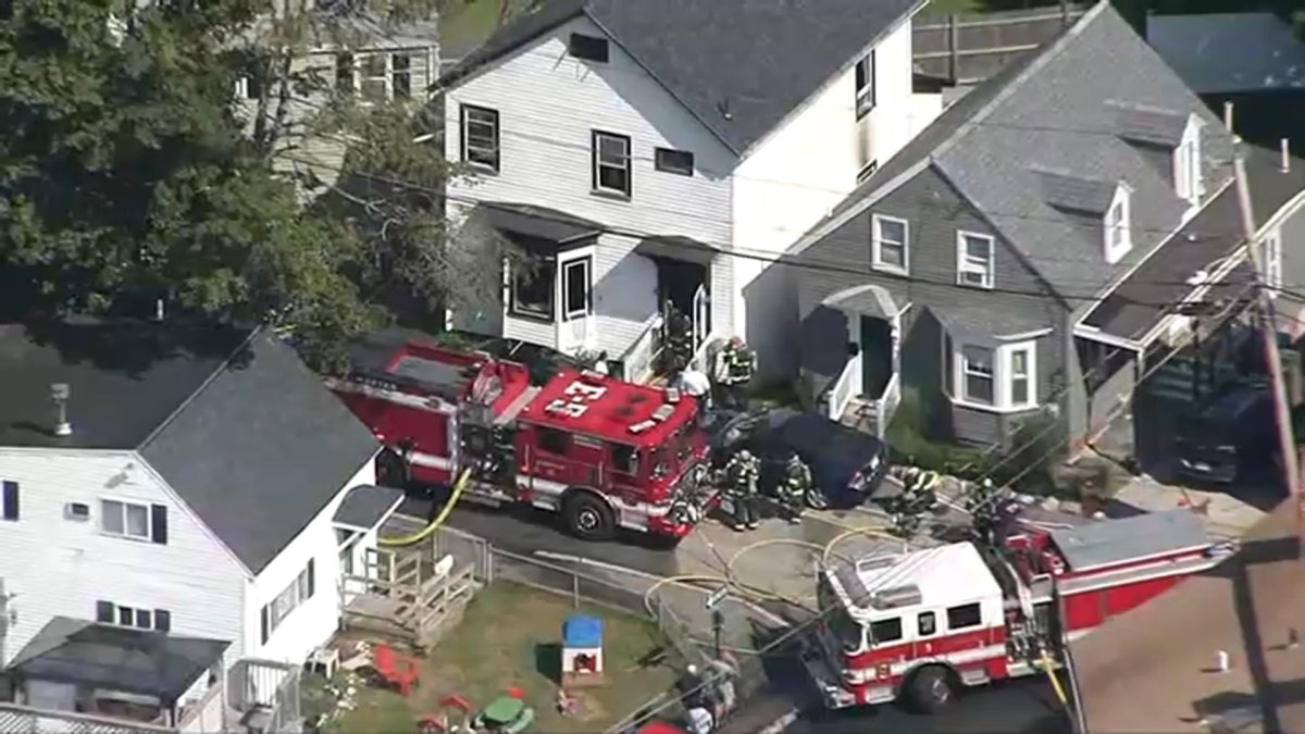 Residentes escapan por ventana de vivienda tras incendio en Woburn ...