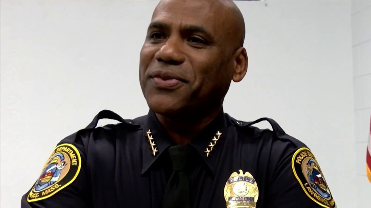 Jefe de policía de Lawrence que está suspendido recibe salario de ...