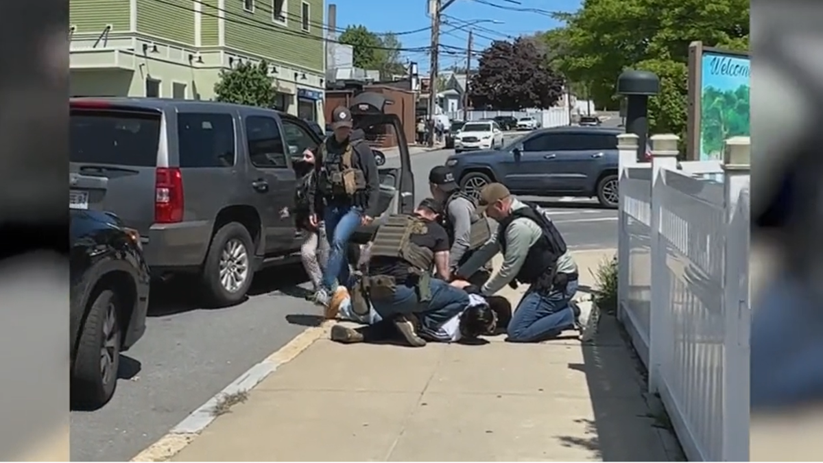 ICE arresta hombre afuera de iglesia en Chelsea, MA – Telemundo Nueva ...