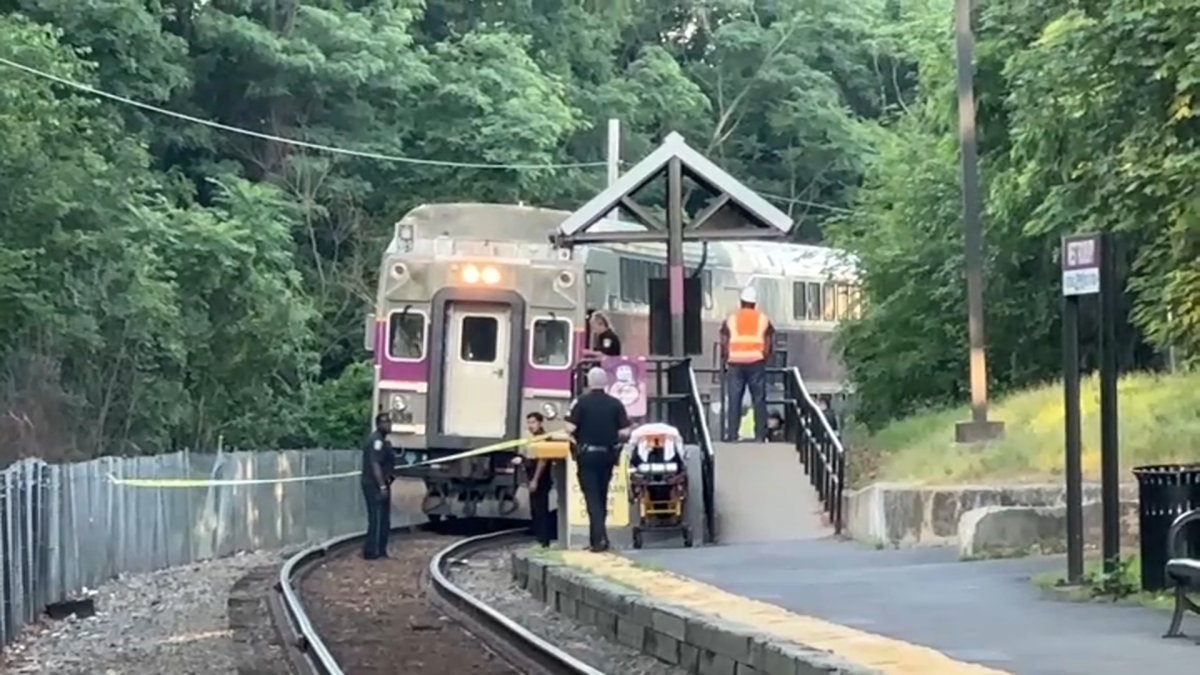Persona muere tras ser impactada por un tren de cercanías de MBTA en ...