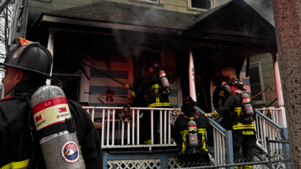 Fuego devora vivienda de dos pisos en Boston – Telemundo Nueva Inglaterra