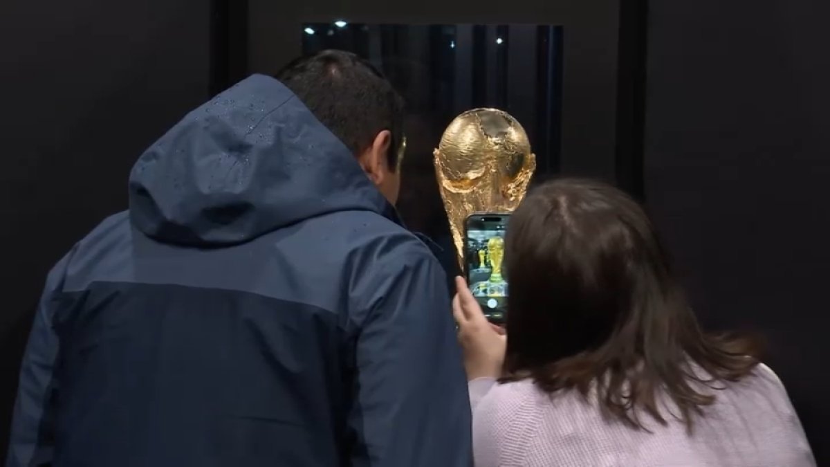 Fanáticos llegan al Boston College para ver el trofeo de la Copa ...