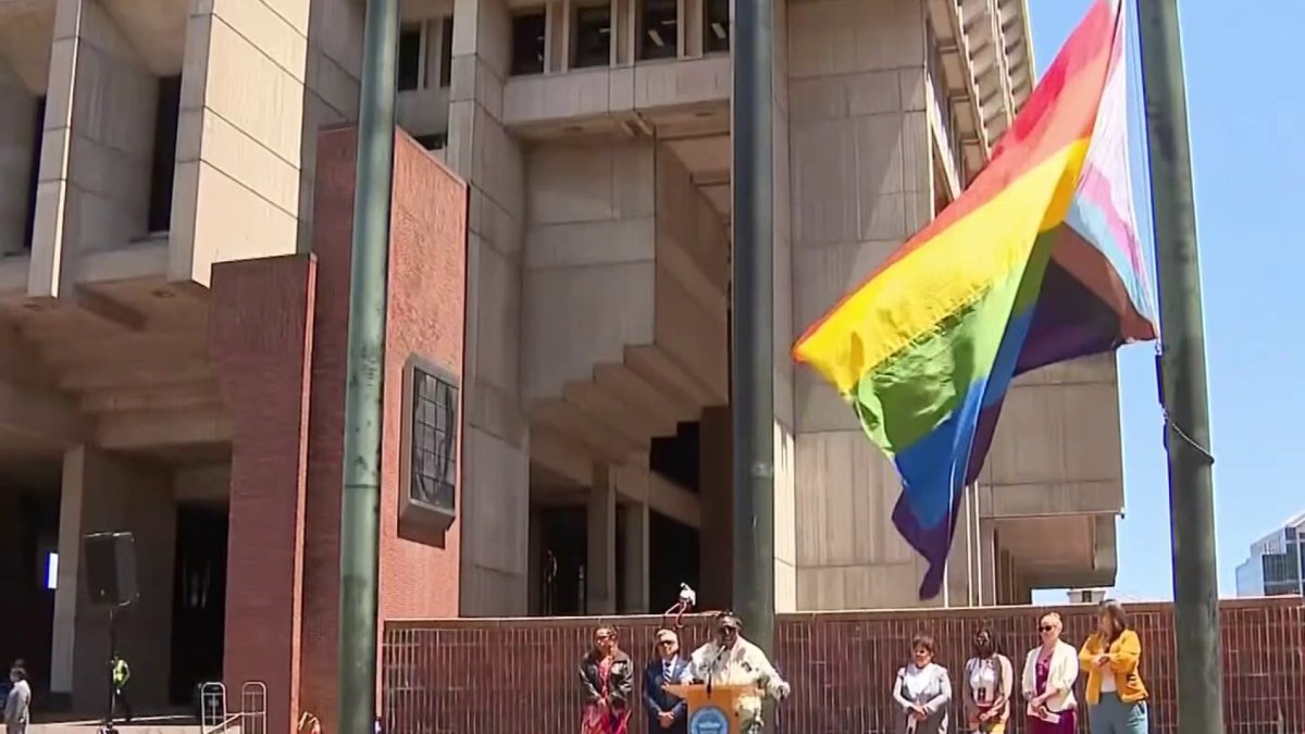 Izan la bandera dando inicio al Mes de Orgullo en Boston – Telemundo ...